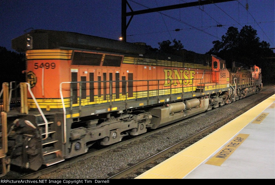 BNSF 5499 on Q158